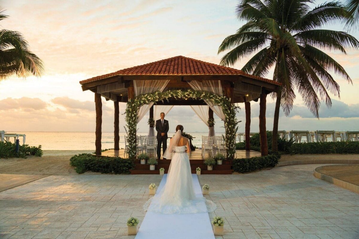 Destination Wedding Vs Traditional | Which One is Right For You?
